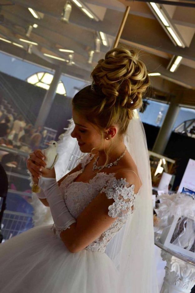 Chignon Haut, coques ,flou, lisse et bouclé – Leslie Azur